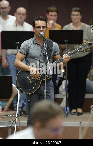 Il cantante francese Allan Theo (Allan Rouget) presenta durante una ...