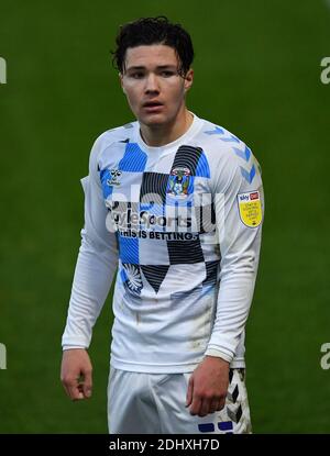 Callum o'Hare di Coventry City e Dominic Gape di Wycombe Wanderers (a ...