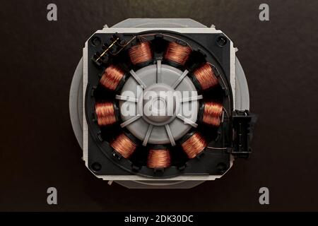 Bobina a induzione con avvolgimento del filo di rame saldato sulla ...