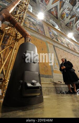 Vista della stufa nella Cappella Sistina del Vaticano il 9 marzo 2013 ...