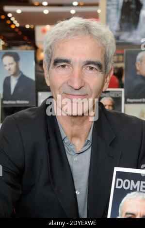 Raymond Domenech firma copie del suo libro durante la fiera del libro ...