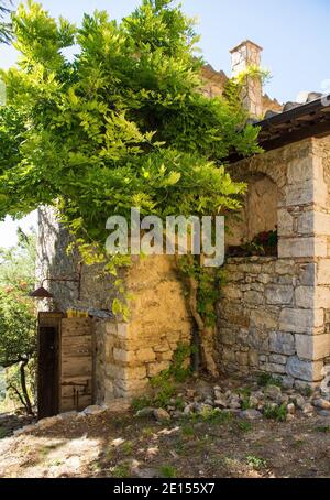 Lo storico borgo medievale di Rocchette di Fazio nei pressi di ...