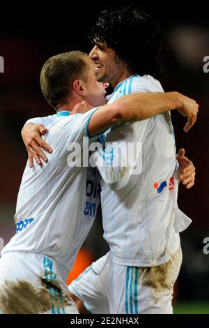 Il Benoit Cheyrou di Marsiglia celebra dopo aver segnato con il suo ...