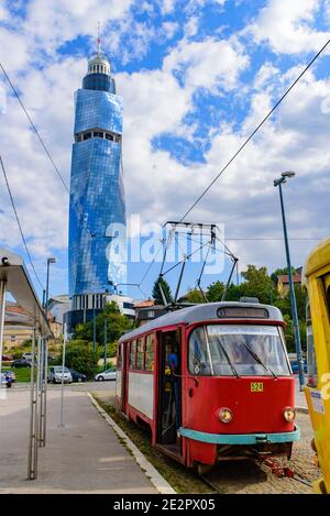 Tram a Sarajevo, una delle più antiche reti di tram d'Europa Foto stock ...