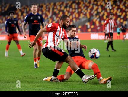 Bryan Mbeumo di Brentford (a sinistra) e Chiedozie Ogbene di Luton Town ...