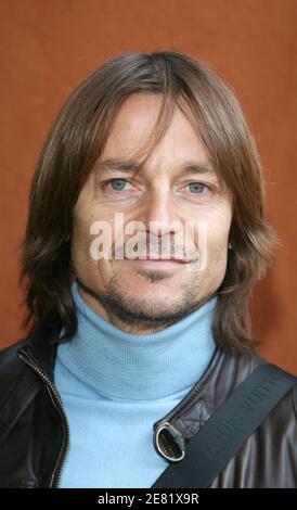 L'ex calciatore francese Daniel Bravo si pone con sua moglie Eva ...