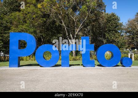 Lettere blu giganti PORTO è simbolo della città installato nei giardini ...