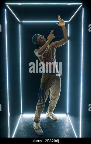 Uomo con catene d'oro Foto stock - Alamy