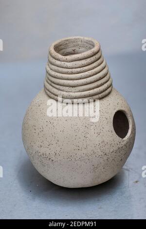Tamburi africani e gli strumenti musicali in legno e pelle in un angolo ...