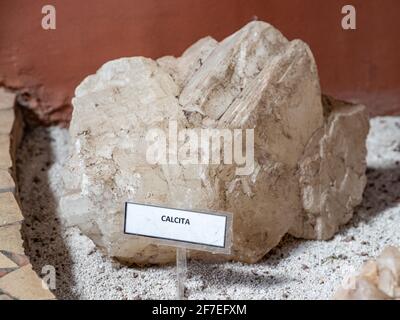 La calcite è un minerale di carbonato e più stabile polimorfo di ...