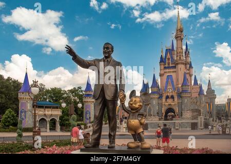 Statua di Walt Disney e Topolino a Disneyland Park di Anaheim ...