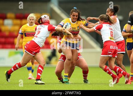 Emily Rudge di St Helens (a destra) viene affrontata da Amy Hardcastle ...