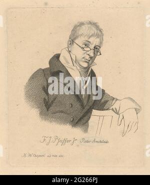 Busto dell'artista Francesco Joseph Pfeiffer (II) appoggiato sul dorso ...