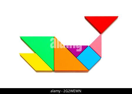 Puzzle tangram colore in balena, pesce o squalo forma su legno ...