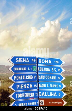 Segnaletica stradale con le indicazioni per le città e il confine ...