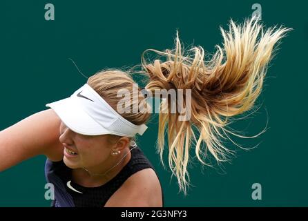 Anastasia Potapova in azione contro Ajla Tomljanovic nel loro match di ...
