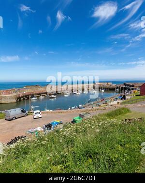 Dunbar Harbour con barche ormeggiate e si unisce al Firth of Forth ...