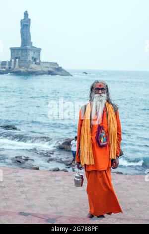 Anziani sadhu uomo con la barba bianca e i capelli Karaikudi, Tamil ...