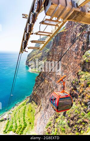 Vista elevata della funivia Teleferico do Rancho scendendo su ripide ...
