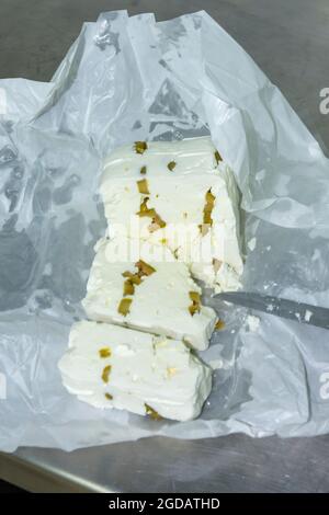 Fasi della produzione di formaggio greco feta in un caseificio in ...