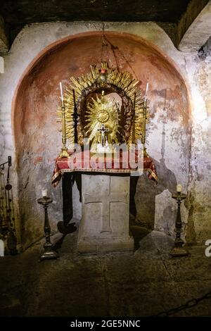 Altare in Cripta di Papa Adriano i in antica cantina della Chiesa di ...