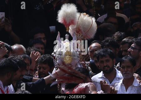 Lahore, Pakistan. 18 agosto 2021. I musulmani sciiti pakistani prendono parte a rituali lutto ...
