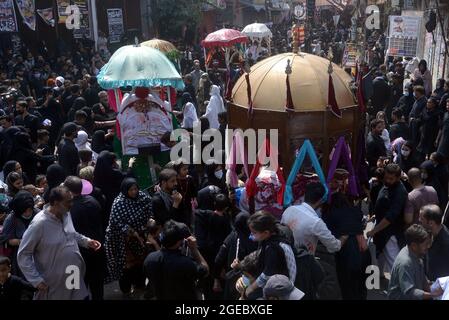 Lahore, Pakistan. 18 agosto 2021. I musulmani sciiti pakistani prendono parte a rituali lutto ...