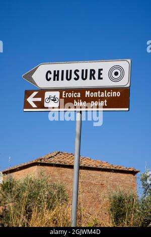 Italia, Toscana. Cartello direzione centro Chiusure e punto bici ...