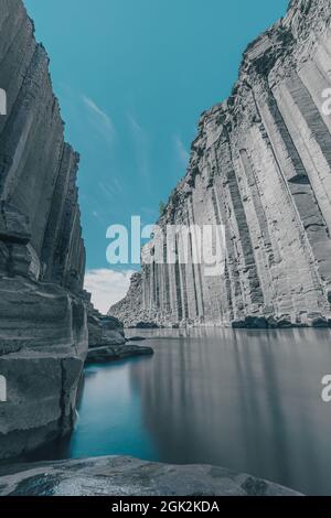 Incredibile canyon Studlagil con alte colonne di basalto in Islanda in ...