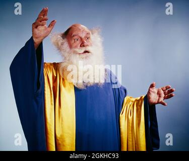 Uomo vecchio con una lunga barba bianca e capelli lunghi Foto stock - Alamy