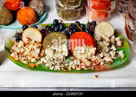 Vendita di formaggi di diverse varietà di Silano affumicato e Bianca ...