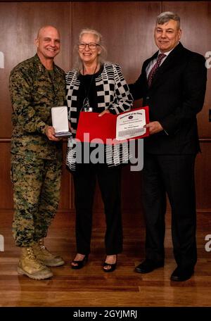 David G. Bellon, a destra, Comandante della Riserva delle forze Marine ...