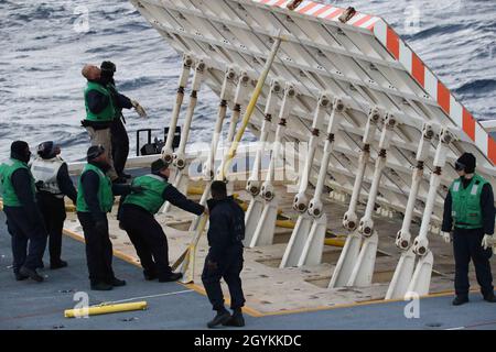 Con il deflettore di getto sollevato dietro di esso, un velivolo ...