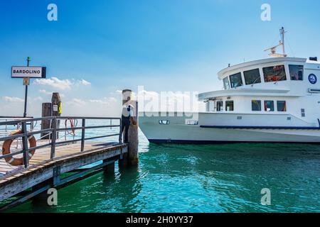 Il traghetto bianco arriva alla stazione dei traghetti del piccolo ...
