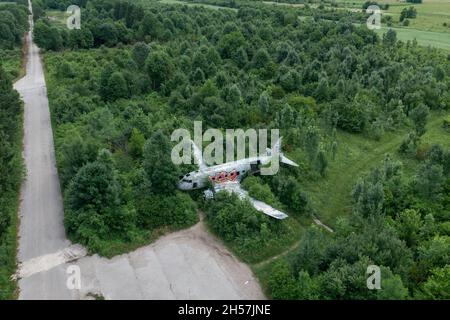 L'abbandonato Douglas C-47 presso la base dell'aeronautica di Zeljava, situata al confine tra ...