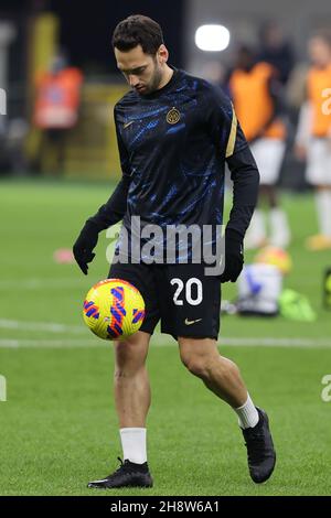 Hakan Calhanoglu dell'FC Internazionale si riscalda prima della fase a ...