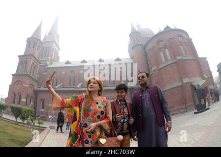 Lahore, Pakistan. 25th Dic 2021. I devoti cristiani pakistani ...
