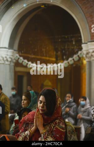 Lahore, Pakistan. 25th Dic 2021. I devoti cristiani pakistani ...