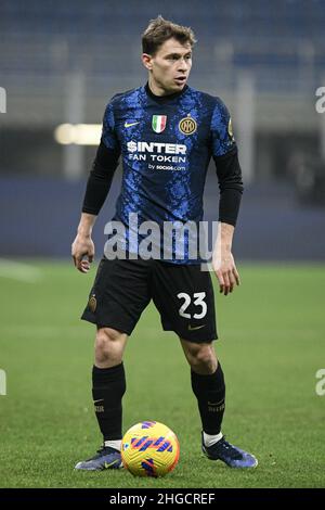 Nicolo Barella del FC Internazionale controlla la palla durante la ...