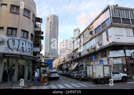 Tel Aviv, Israele. 25 novembre 2023. Un manifestante tiene in mano un ...