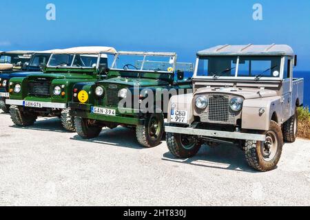 Il vecchio Land Rover Defender 110 con due tende da tetto parcheggiato ...