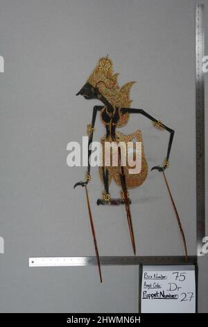 Shadow Puppet (Wayang Kulit) di Kresna, dal set Kyai Nugroho. Creatore ...