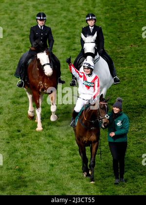 Latenightpass e Gina Andrews dopo aver vinto la Glenfarclas Crystal Cup ...