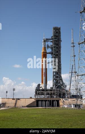 In cima al lanciatore mobile, il razzo Space Launch System (SLS) della ...
