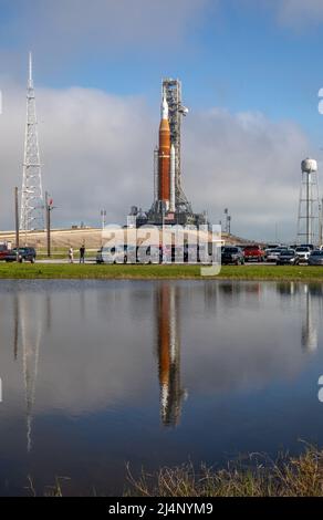 In cima al lanciatore mobile, il razzo Space Launch System (SLS) della ...