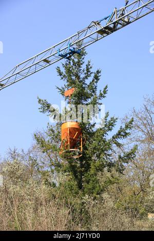 Il silo di calcestruzzo si è impigliato in un albero mentre una gru ...