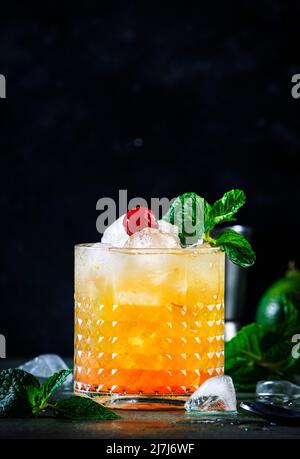 Mai Tai cocktail alcolico popolare con rum, liquore, sciroppo, succo di lime, menta e ghiaccio ...