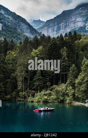 Vista sul lago blu di Blausee nell'Oberland Bernese, famosa meta ...