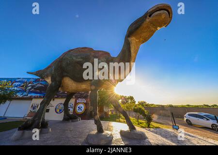Scultura in scala gigante di un dinosauro con anatra al Museo ...