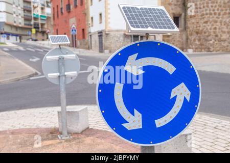 Segnale della rotatoria alimentato da pannello solare. Segnaletica ...